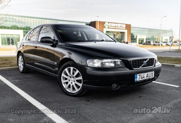 Black Volvo S60 2002 in Tallinn, with an engine capacity of 2.40 L and mileage of 235 thousand km for 1498 €, photo 3 on AUTOMOTO.COM.LV