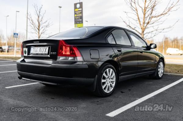 Black Volvo S60 2002 in Tallinn, with an engine capacity of 2.40 L and mileage of 235 thousand km for 1498 €, photo 6 on AUTOMOTO.COM.LV