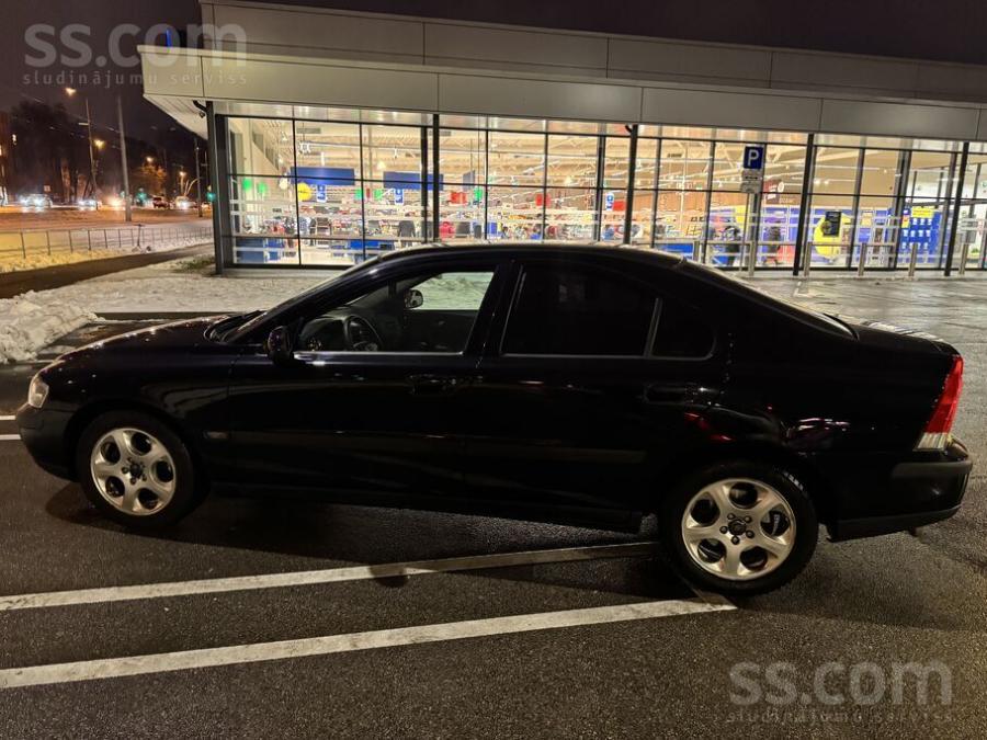 Черный Вольво С60 2002 в Даугавпилс, объемом двигателя 2.40 л и пробегом 312 тыс. км за 2100 €, фото 3 на AUTOMOTO.COM.LV