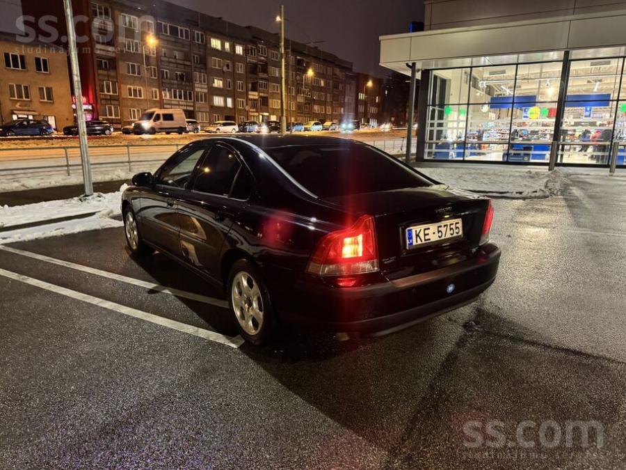 Черный Вольво С60 2002 в Даугавпилс, объемом двигателя 2.40 л и пробегом 312 тыс. км за 2100 €, фото 4 на AUTOMOTO.COM.LV