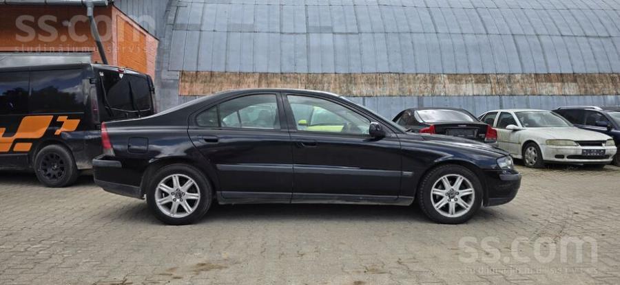 Melns Volvo S60 2002 Valmiera, ar dzinēja tilpumu 2.40 L un nobraukumu 327 tūkst. km par 950 €, foto 3 vietnē AUTOMOTO.COM.LV