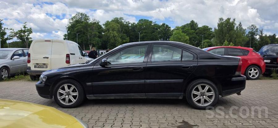 Melns Volvo S60 2002 Valmiera, ar dzinēja tilpumu 2.40 L un nobraukumu 327 tūkst. km par 950 €, foto 6 vietnē AUTOMOTO.COM.LV