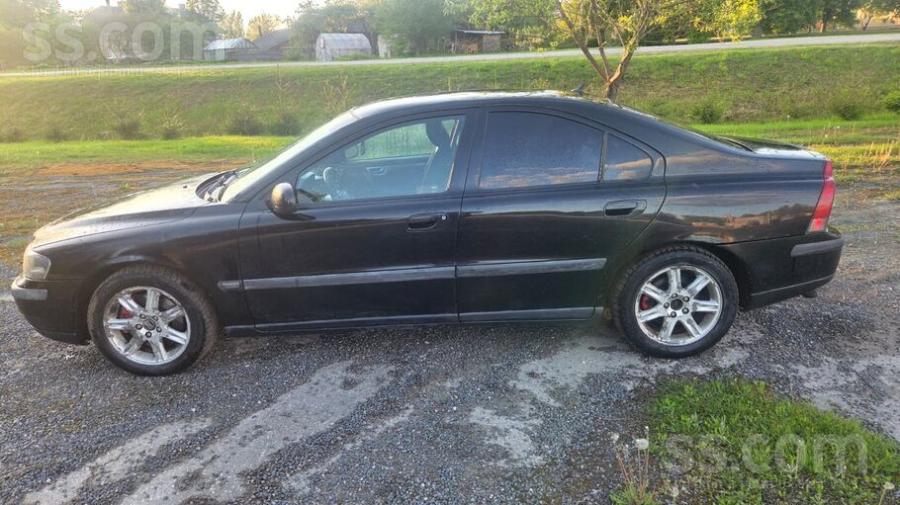 Melns Volvo S60 2002 Madona, ar dzinēja tilpumu 2.40 L un nobraukumu 647 tūkst. km par 1100 €, foto 3 vietnē AUTOMOTO.COM.LV