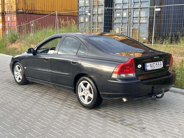Melns Volvo S60 2002 Viļņa, ar dzinēja tilpumu 2.40 L un nobraukumu 289 tūkst. km par 950 €, foto 3 vietnē AUTOMOTO.COM.LV
