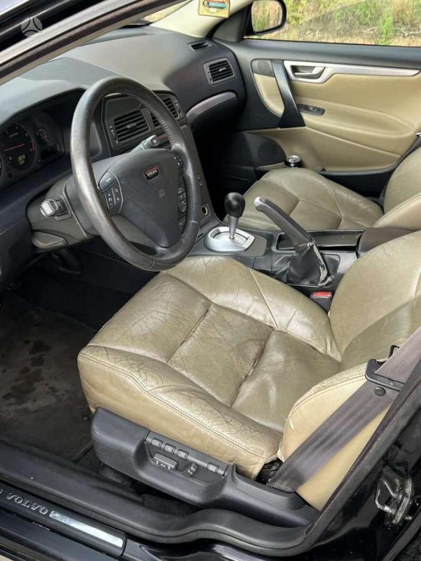 Melns Volvo S60 2002 Viļņa, ar dzinēja tilpumu 2.40 L un nobraukumu 289 tūkst. km par 950 €, foto 9 vietnē AUTOMOTO.COM.LV
