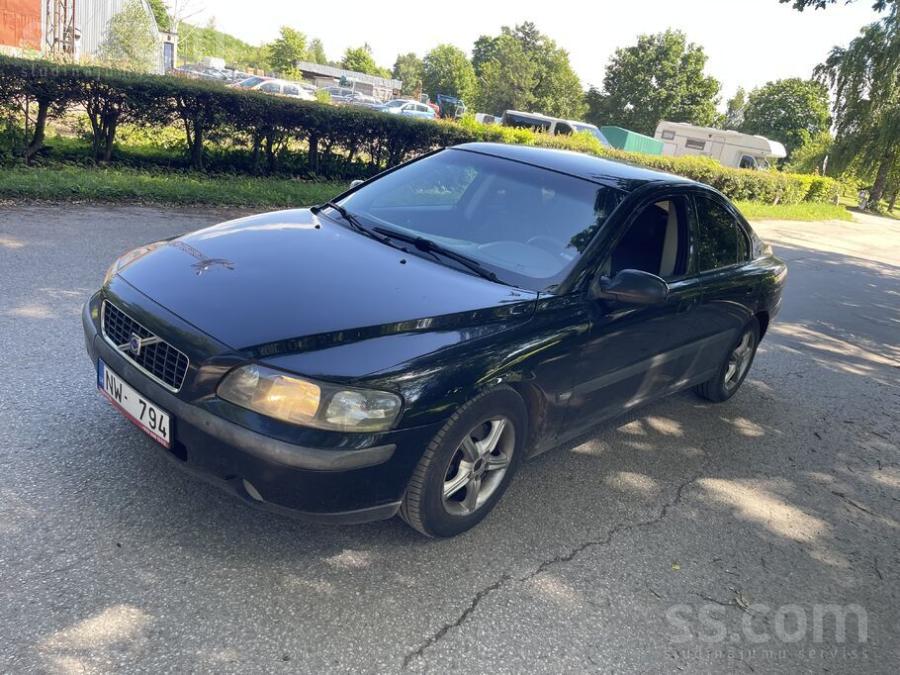 Black Volvo S60 2002 in Jurmala, with an engine capacity of 2.40 L and mileage of 0 thousand km for 590 €, photo 1 on AUTOMOTO.COM.LV