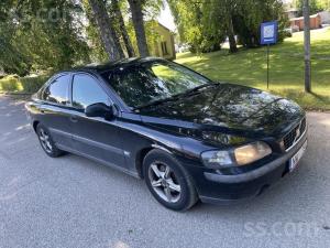 Black Volvo S60 2002 in Jurmala, with an engine capacity of 2.40 L and mileage of 0 thousand km for 590 €, photo 4 on AUTOMOTO.COM.LV