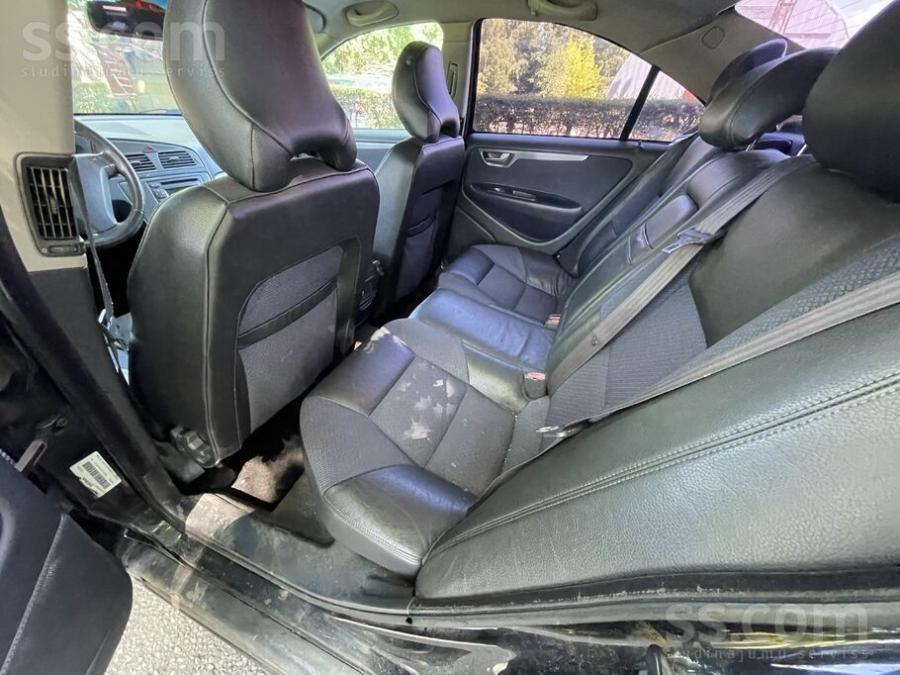 Black Volvo S60 2002 in Jurmala, with an engine capacity of 2.40 L and mileage of 0 thousand km for 590 €, photo 10 on AUTOMOTO.COM.LV