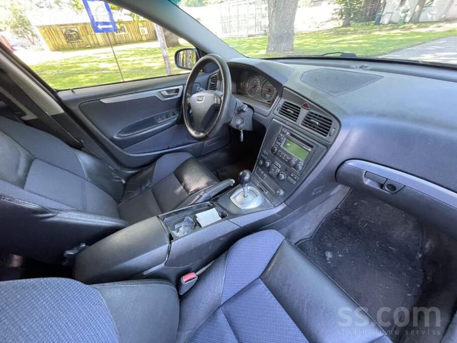 Black Volvo S60 2002 in Jurmala, with an engine capacity of 2.40 L and mileage of 0 thousand km for 590 €, photo 13 on AUTOMOTO.COM.LV