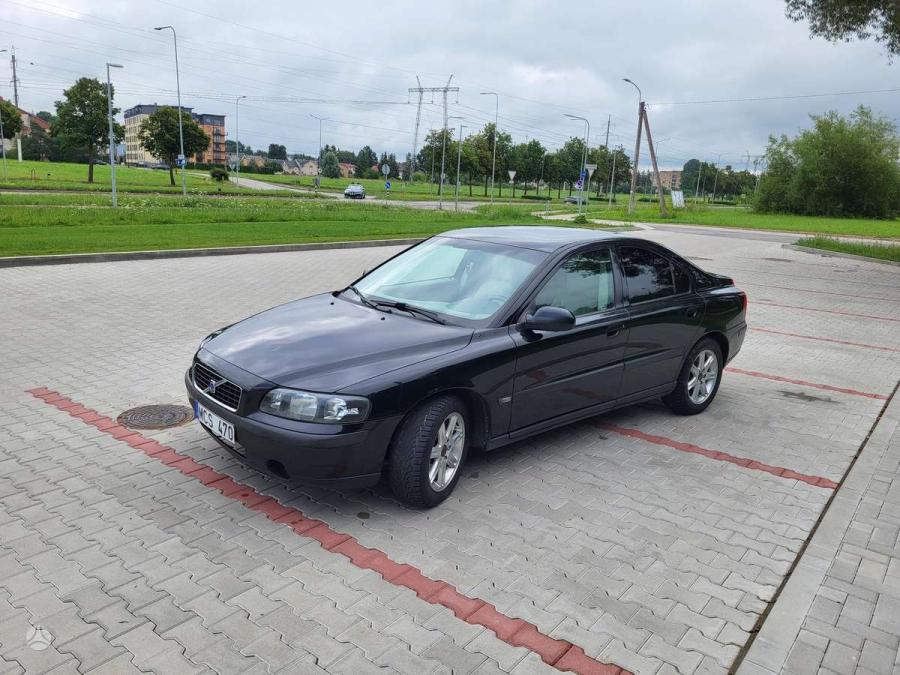 Black Volvo S60 2002 in Siauliai, with an engine capacity of 2.40 L and mileage of 397 thousand km for 1150 €, photo 1 on AUTOMOTO.COM.LV