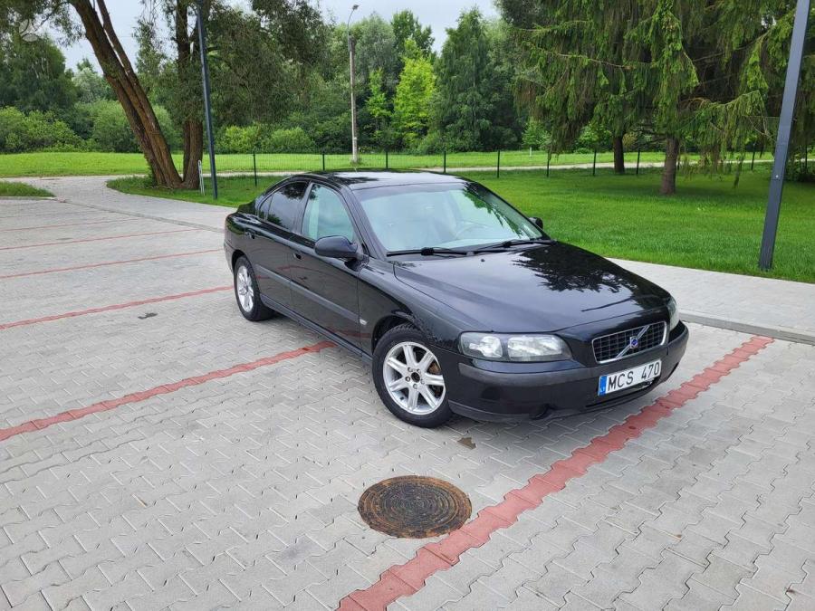 Black Volvo S60 2002 in Siauliai, with an engine capacity of 2.40 L and mileage of 397 thousand km for 1150 €, photo 5 on AUTOMOTO.COM.LV