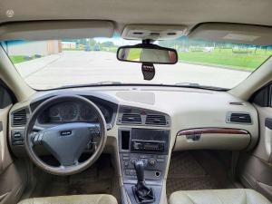 Black Volvo S60 2002 in Siauliai, with an engine capacity of 2.40 L and mileage of 397 thousand km for 1150 €, photo 6 on AUTOMOTO.COM.LV
