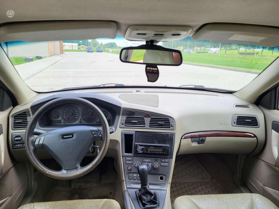Black Volvo S60 2002 in Siauliai, with an engine capacity of 2.40 L and mileage of 397 thousand km for 1150 €, photo 6 on AUTOMOTO.COM.LV