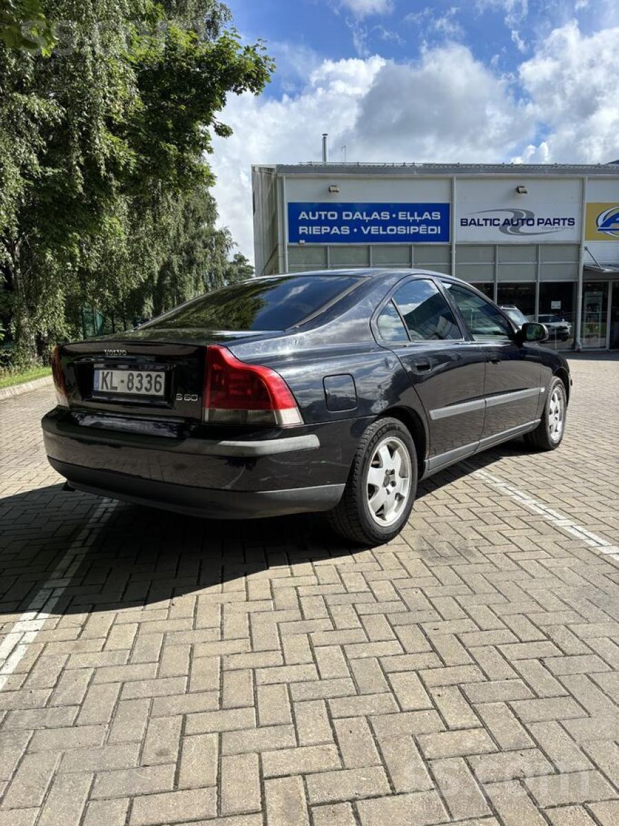 Black Volvo S60 2002 in Riga, with an engine capacity of 2.40 L and mileage of 289 thousand km for 1600 €, photo 3 on AUTOMOTO.COM.LV