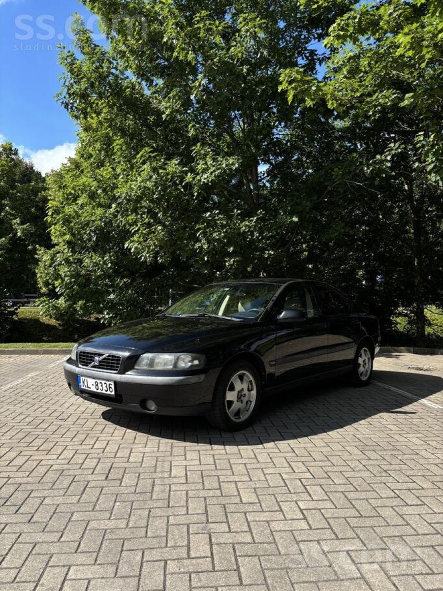 Black Volvo S60 2002 in Riga, with an engine capacity of 2.40 L and mileage of 289 thousand km for 1600 €, photo 4 on AUTOMOTO.COM.LV