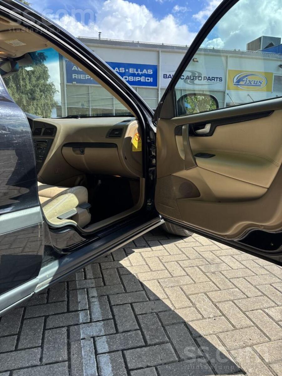 Black Volvo S60 2002 in Riga, with an engine capacity of 2.40 L and mileage of 289 thousand km for 1600 €, photo 14 on AUTOMOTO.COM.LV