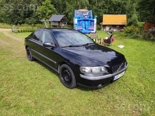 Black Volvo S60 2002 in Madona, with an engine capacity of 2.40 L and mileage of 499 thousand km for 1650 €, photo 1 on AUTOMOTO.COM.LV