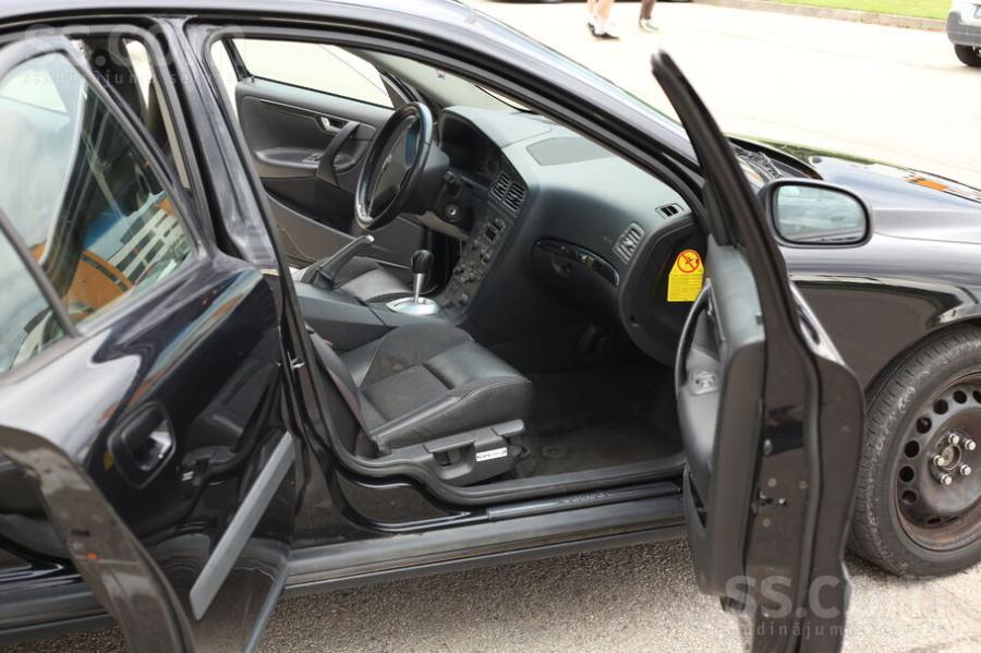 Black Volvo S60 2002 in Riga, with an engine capacity of 2.40 L and mileage of 430 thousand km for 1500 €, photo 8 on AUTOMOTO.COM.LV