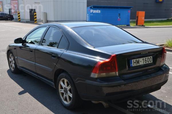 Melns Volvo S60 2002 Rīga, ar dzinēja tilpumu 2.40 L un nobraukumu 294 tūkst. km par 1250 €, foto 2 vietnē AUTOMOTO.COM.LV