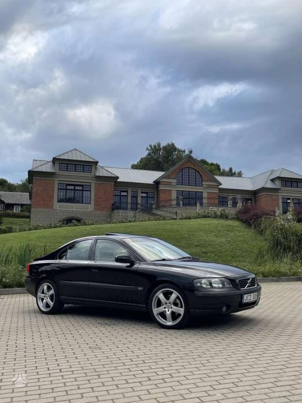 Black Volvo S60 2002 in Vilnius, with an engine capacity of 2.44 L and mileage of 327 thousand km for 2500 €, photo 1 on AUTOMOTO.COM.LV