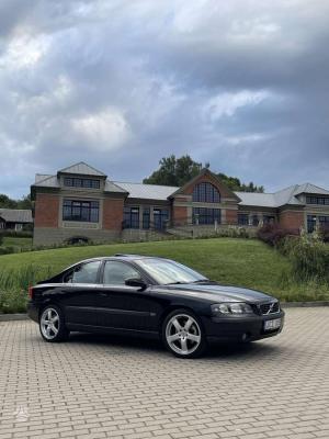 Melns Volvo S60 2002 Viļņa, ar dzinēja tilpumu 2.44 L un nobraukumu 327 tūkst. km par 2500 €, foto  vietnē AUTOMOTO.COM.LV