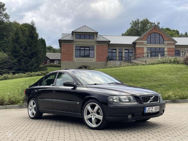 Black Volvo S60 2002 in Vilnius, with an engine capacity of 2.44 L and mileage of 327 thousand km for 2500 €, photo 3 on AUTOMOTO.COM.LV