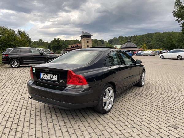 Black Volvo S60 2002 in Vilnius, with an engine capacity of 2.44 L and mileage of 327 thousand km for 2500 €, photo 6 on AUTOMOTO.COM.LV