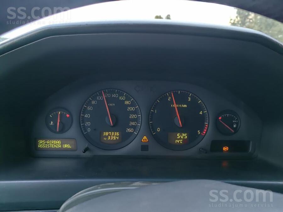 Black Volvo S60 2002 in Bauska, with an engine capacity of 2.40 L and mileage of 387 thousand km for 1200 €, photo 6 on AUTOMOTO.COM.LV