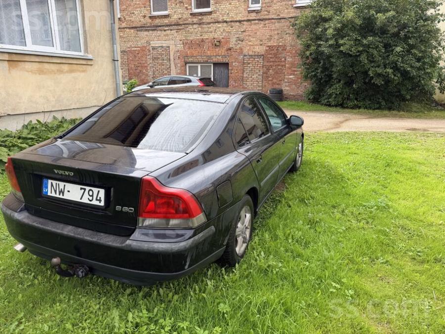 Black Volvo S60 2002 in Dobele, with an engine capacity of 2.40 L and mileage of 400 thousand km for 550 €, photo 1 on AUTOMOTO.COM.LV