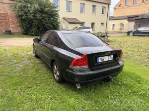 Black Volvo S60 2002 in Dobele, with an engine capacity of 2.40 L and mileage of 400 thousand km for 550 €, photo 3 on AUTOMOTO.COM.LV