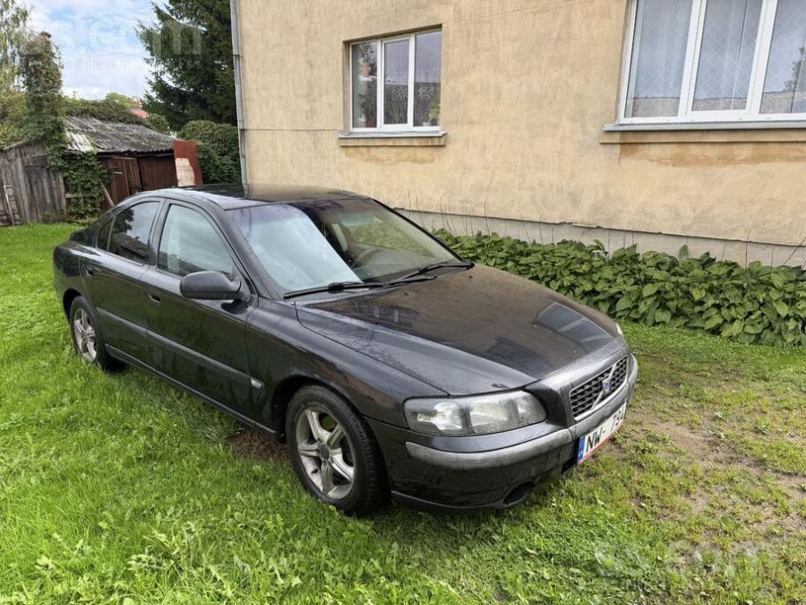 Black Volvo S60 2002 in Dobele, with an engine capacity of 2.40 L and mileage of 400 thousand km for 550 €, photo 4 on AUTOMOTO.COM.LV