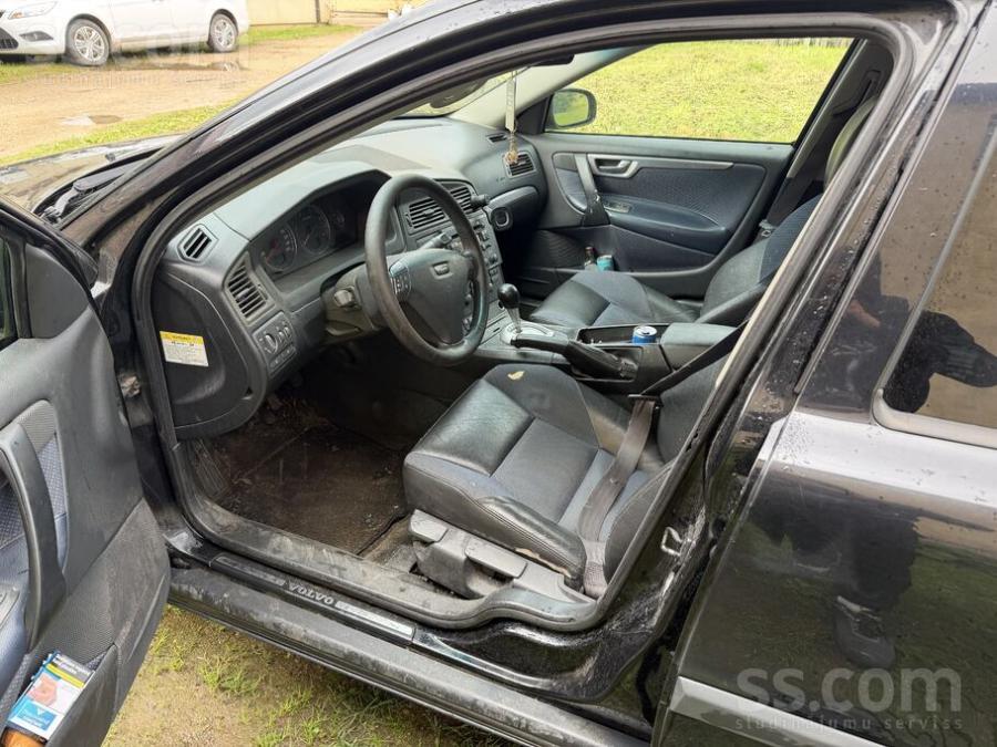 Black Volvo S60 2002 in Dobele, with an engine capacity of 2.40 L and mileage of 400 thousand km for 550 €, photo 6 on AUTOMOTO.COM.LV