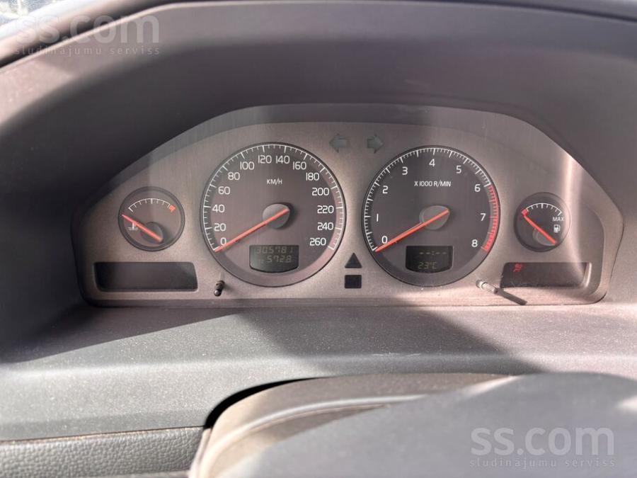 Black Volvo S60 2002 in Riga, with an engine capacity of 2.40 L and mileage of 306 thousand km for 450 €, photo 4 on AUTOMOTO.COM.LV