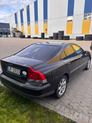 Black Volvo S60 2002 in Riga, with an engine capacity of 2.40 L and mileage of 306 thousand km for 450 €, photo 6 on AUTOMOTO.COM.LV