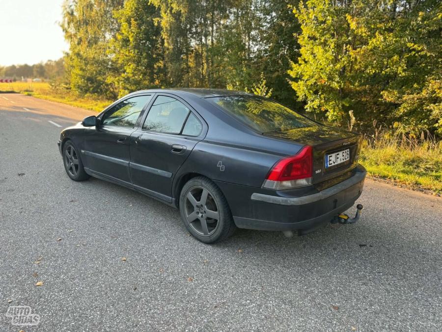 Melns Volvo S60 2002 Viļņa, ar dzinēja tilpumu 2.40 L un nobraukumu 440 tūkst. km par 850 €, foto 4 vietnē AUTOMOTO.COM.LV