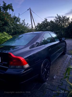 Black Volvo S60 2002 in Tallinn, with an engine capacity of 2.40 L and mileage of 280 thousand km for 1800 €, photo 5 on AUTOMOTO.COM.LV