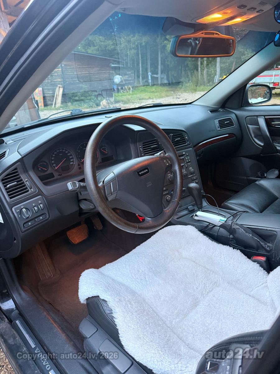 Black Volvo S60 2002 in Tallinn, with an engine capacity of 2.40 L and mileage of 280 thousand km for 1800 €, photo 7 on AUTOMOTO.COM.LV