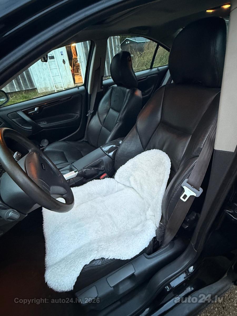 Black Volvo S60 2002 in Tallinn, with an engine capacity of 2.40 L and mileage of 280 thousand km for 1800 €, photo 8 on AUTOMOTO.COM.LV