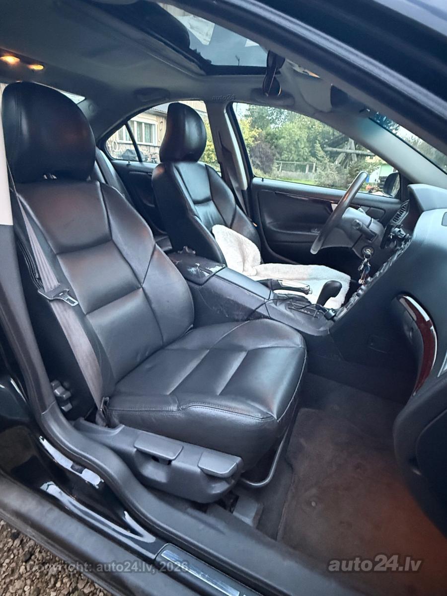 Black Volvo S60 2002 in Tallinn, with an engine capacity of 2.40 L and mileage of 280 thousand km for 1800 €, photo 9 on AUTOMOTO.COM.LV