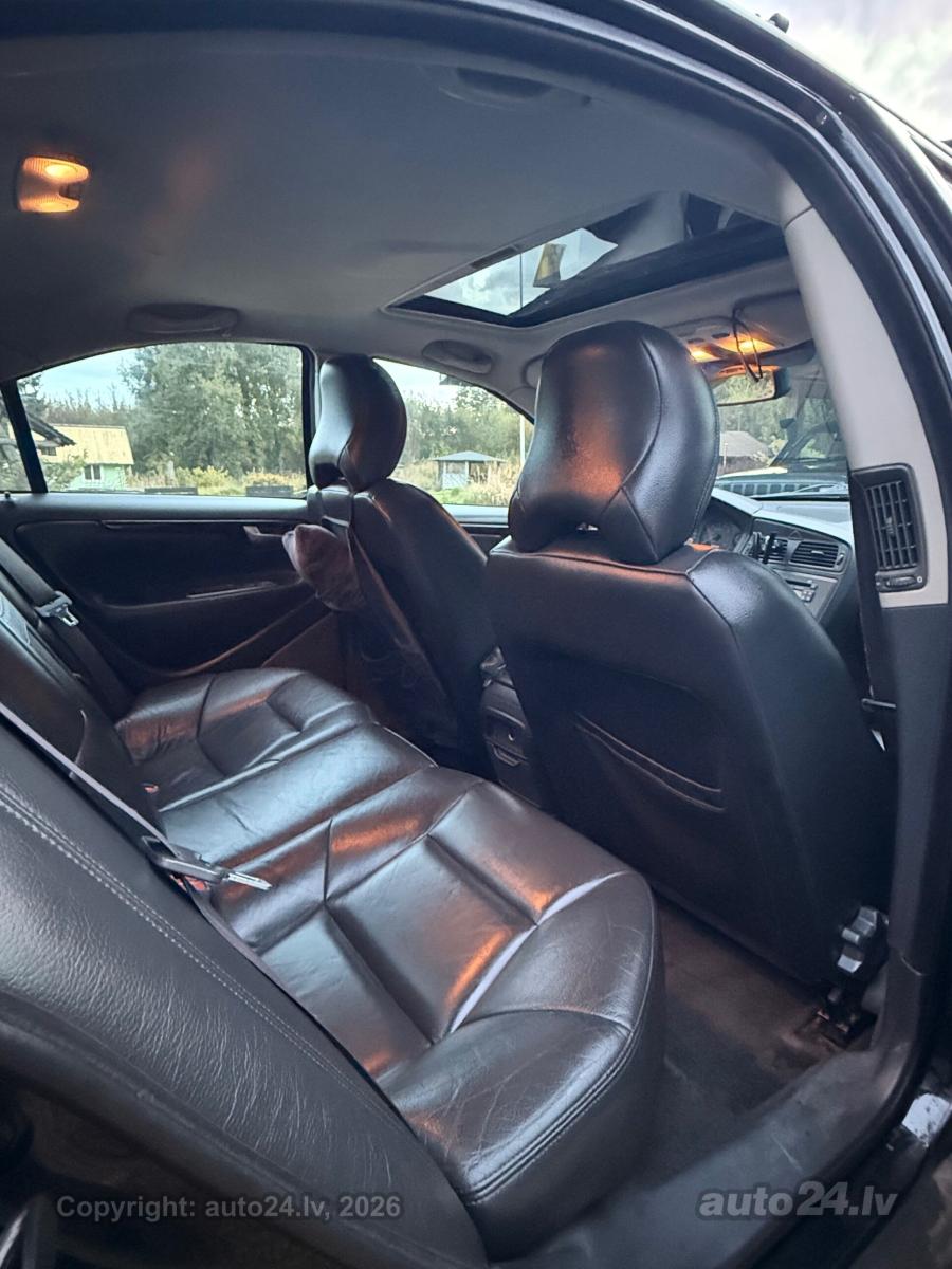 Black Volvo S60 2002 in Tallinn, with an engine capacity of 2.40 L and mileage of 280 thousand km for 1800 €, photo 12 on AUTOMOTO.COM.LV