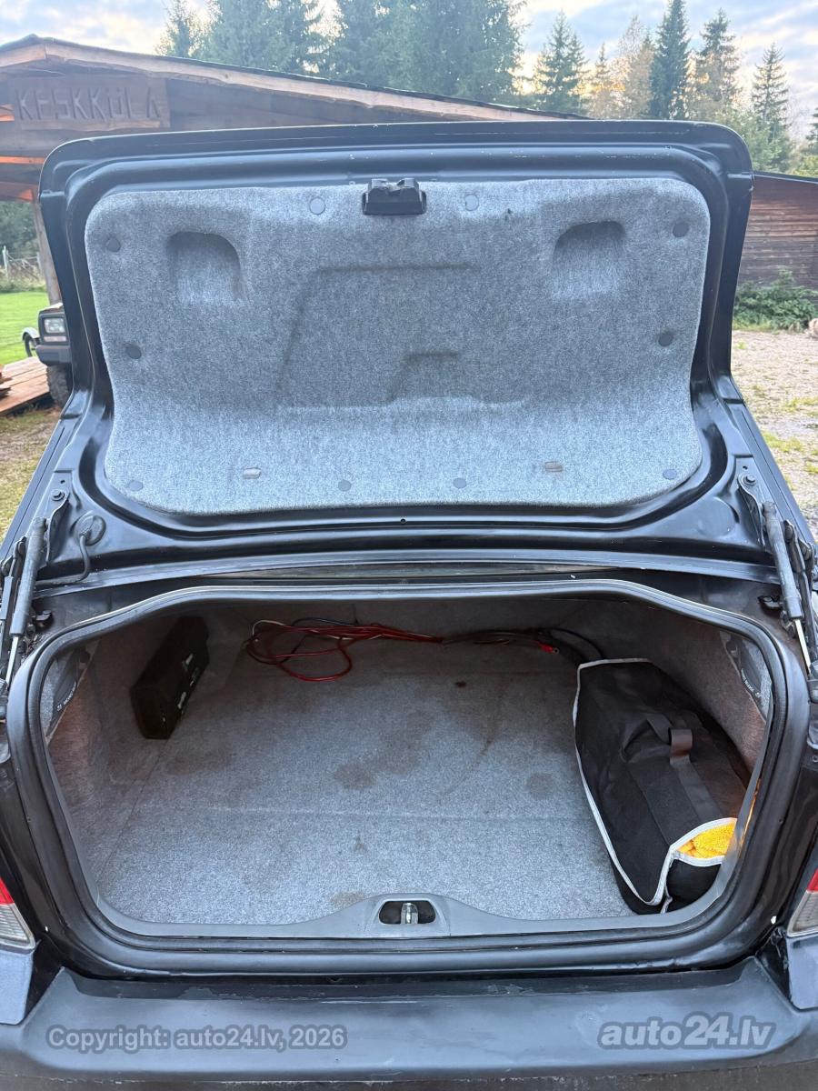 Black Volvo S60 2002 in Tallinn, with an engine capacity of 2.40 L and mileage of 280 thousand km for 1800 €, photo 18 on AUTOMOTO.COM.LV