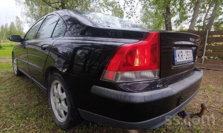 Black Volvo S60 2003 in Jelgava, with an engine capacity of 2.40 L and mileage of 287 thousand km for 1500 €, photo 7 on AUTOMOTO.COM.LV
