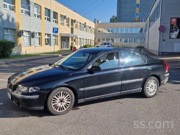 Black Volvo S60 2003 in Riga, with an engine capacity of 2.40 L and mileage of 315 thousand km for 970 €, photo 1 on AUTOMOTO.COM.LV