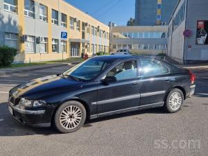 Black Volvo S60 2003 in Riga, with an engine capacity of 2.40 L and mileage of 315 thousand km for 970 €, photo 1 on AUTOMOTO.COM.LV