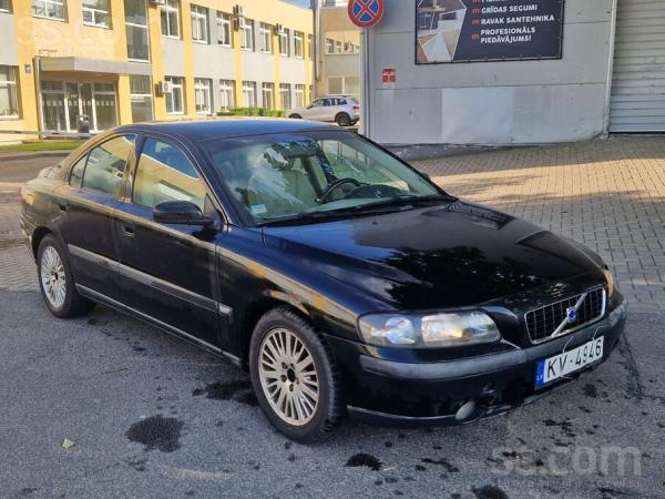Black Volvo S60 2003 in Riga, with an engine capacity of 2.40 L and mileage of 315 thousand km for 970 €, photo 4 on AUTOMOTO.COM.LV