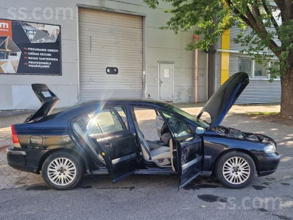 Black Volvo S60 2003 in Riga, with an engine capacity of 2.40 L and mileage of 315 thousand km for 970 €, photo 9 on AUTOMOTO.COM.LV