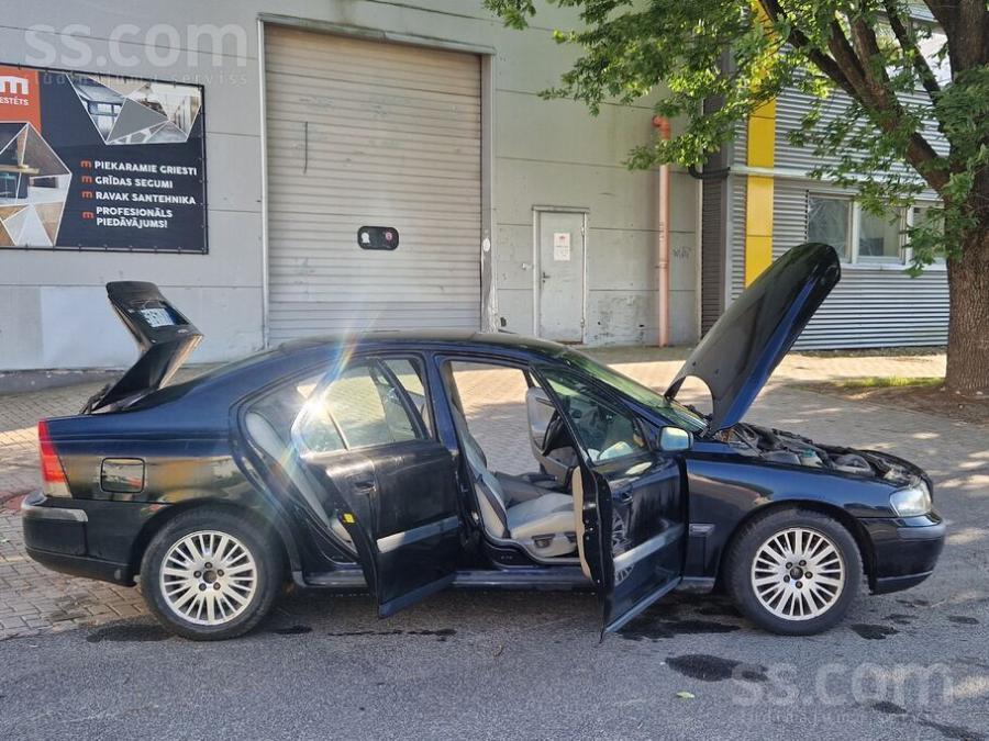 Black Volvo S60 2003 in Riga, with an engine capacity of 2.40 L and mileage of 315 thousand km for 970 €, photo 9 on AUTOMOTO.COM.LV