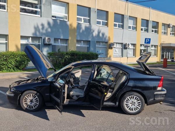 Black Volvo S60 2003 in Riga, with an engine capacity of 2.40 L and mileage of 315 thousand km for 970 €, photo 10 on AUTOMOTO.COM.LV