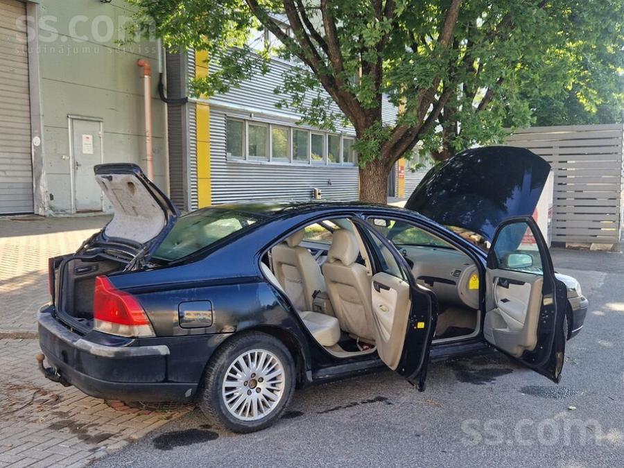 Black Volvo S60 2003 in Riga, with an engine capacity of 2.40 L and mileage of 315 thousand km for 970 €, photo 17 on AUTOMOTO.COM.LV