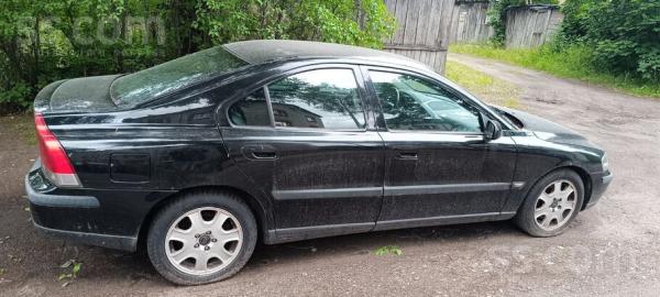 Black Volvo S60 2003 in Riga, with an engine capacity of 2.40 L and mileage of 290 thousand km for 2000 €, photo 4 on AUTOMOTO.COM.LV